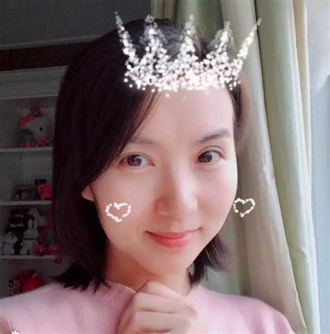 “万人迷”陈好罕见跟富豪老公同框，老公很严肃，她却一脸娇嗔