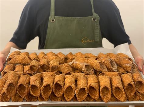 이탈리아 기반의 모던 디저트카페 트레스드입니다 🇮🇹 이탈리아 시칠리아 대표 디저트 카놀리 Cannoli 주문 즉시 크림을 채워드려 바삭하게 즐기실 수 있습니다 매일