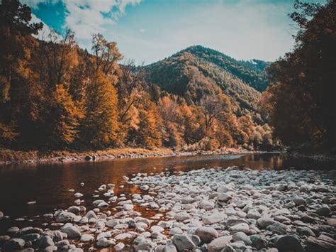 Осенний берег реки в горах · бесплатная фотография от Axebourne
