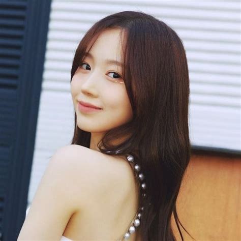 Model Rambut Panjang Lurus Poni Samping NatalyataroBradshaw