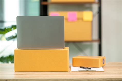 중소기업 소유자의 직장에서 노트북 컴퓨터골판지 소포 상자 고객에 게 배달 하기 위한 제품의 전자 상거래 온라인 판매 포장 개념