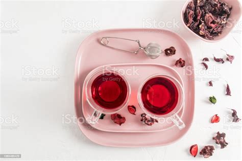 분홍색 세라믹 트레이에 향기로운 건강한 로즈 히비스커스 차의 현대적인 유리 컵 두 잔 맨 위 보기입니다 흰색 배경 0명에 대한 스톡 사진 및 기타 이미지 Istock