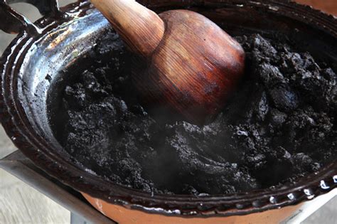 빨간 두더지의 준비 모든 통합 재료와 난로의 불에 거대한 나무 숟가락과 점토 냄비에 전형적인 멕시코 요리 0명에 대한 스톡 사진