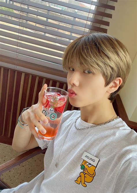 Jisung Enthusiast On Twitter Park Jisung In Cafe Ethereal