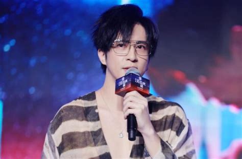 薛之谦演唱会门票秒光，李雨桐巴黎散步：做个傻子多么好
