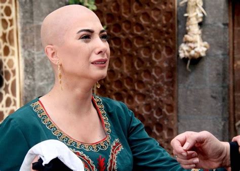 تخلت عن شعرها من أجل خاتون، تبنتها شكران مرتجى فنيًا، وتعتبر بدايتها