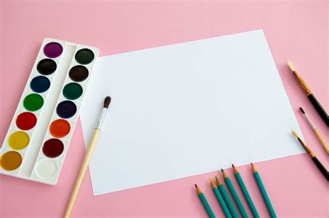 아이 들을 위한 그리기와 창의성에 대 한 멀티 컬러 개체는 분홍색 배경에 거짓말 밝은 수채화 물감 연필 브러시와 마커는 테이블에