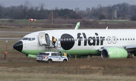 Boeing 737 Da Flair Airlines Sai Da Pista Durante O Pouso Em Aeroporto
