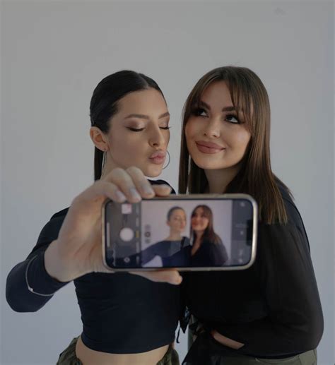 Пин от пользователя Ангелина на доске позы для фото Фотосессия Портретные позы выпускников