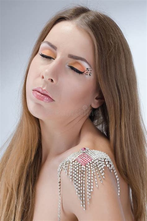 Piękna Młoda Naga Kobieta Jest Ubranym Kolię Z Jaskrawym Makeup Obraz Stock Obraz złożonej z