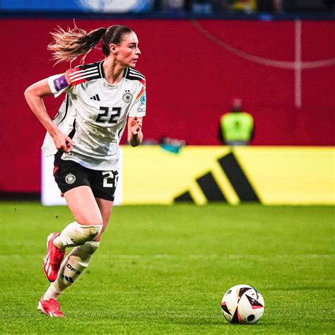 Jule Brand Im Star Porträt Gehalt Karriere Dfb Team Und Ihr Freund