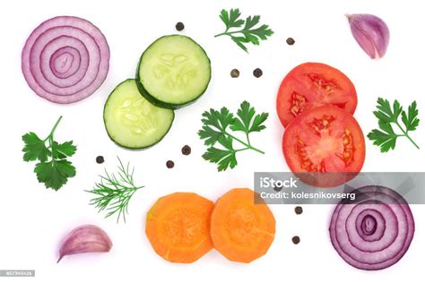 흰색 배경에 고립 된 마늘 양파 딜 파 슬 리 잎과 토마토 오이 당근 슬라이스 상위 뷰 웃옷에 대한 스톡 사진 및 기타 이미지 Istock