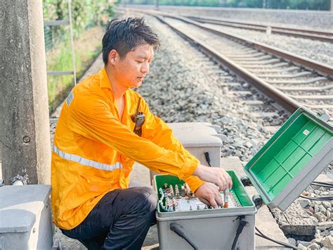 铁路神经科大夫烈日下为中欧班列保驾护航 骆俊杰 信号灯 义乌