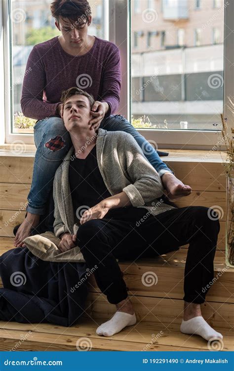 甜蜜的同性恋伴侣 库存照片 图片 包括有 英俊 男人 现有量 查找 方格 合作伙伴 读取 192291490