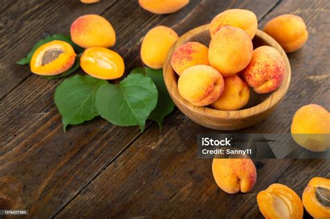 테이블 클로즈업에 나무 그릇에 맛있는 잘 익은 살구 위쪽 보기 0명에 대한 스톡 사진 및 기타 이미지 0명 3가지 개체