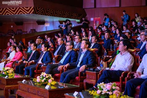 Ghế Đồng Kỵ Trong Nhà Hát Dân Ca Quan Họ Bắc Ninh Làm Từ Gỗ Gì Giá Bao