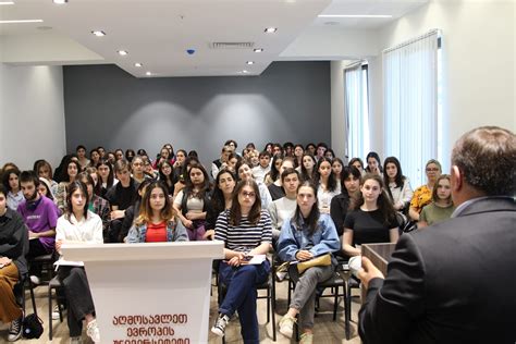 იმიტირებული სასამართლო პროცესი სკოლის მოსწავლეებში