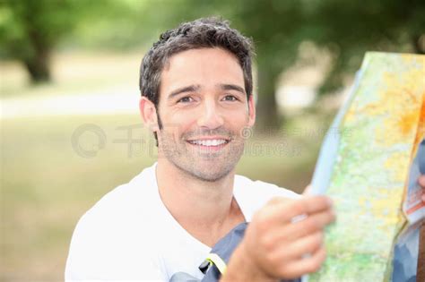 地图高清图片 年轻人拿着地图 年轻人拿着地图图片免费下载 5150051952 千图网Pro
