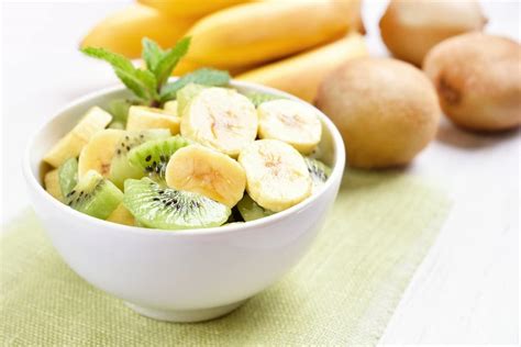 Fruchtiger Obstsalat Mit Avocado Kiwi Und Bananen