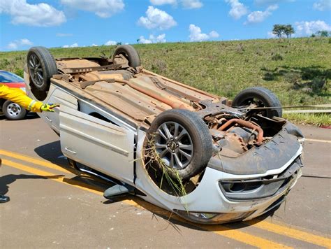 Mulher Fica Presa às Ferragens Após Capotar Carro Criança De 9 Anos