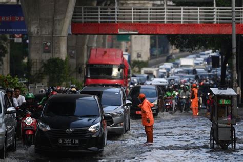 Hujan Lebat 10 Ruas Jalan Di Jakarta Terendam Banjir