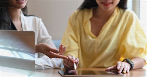 현대적인 거실을 배경으로 나무 작업 책상에 앉아 컴퓨터 노트북과 태블릿으로 함께 일하는 세련된 여성의 자른 이미지 사진 Unsplash의 랩톱 이미지