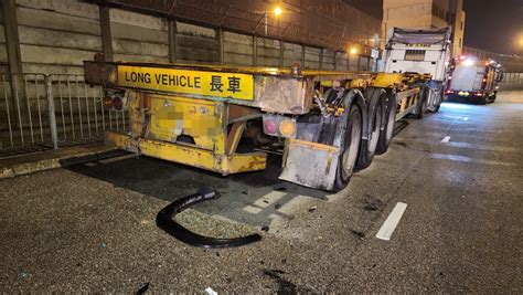 青衣凌志私家車司機疑「瞌眼瞓」 撞停泊路邊貨櫃車拖架 星島日報