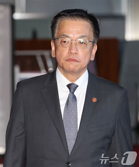尹 탄핵 표결 당일 청사 들어서는 최상목 부총리 뉴스1