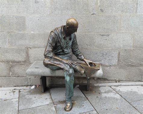 Escultura Lector De La Plaza De La Paja Madrid 75396