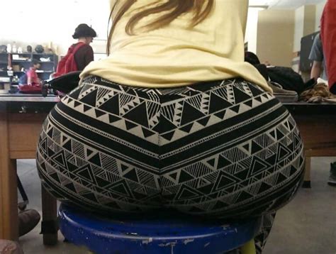 Chica Con Caderas Anchas Y Redondas En Mallones Entallados Y Estampados Mujeres Bellas En La Calle