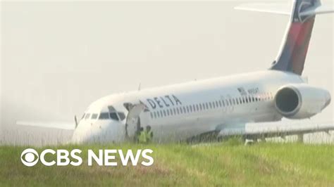 Delta Plane Lands Without Front Landing Gear Youtube