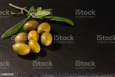 올리브와 복사 공간을 위한 검은 색 배경에 나뭇잎이 있는 올리브 가지 0명에 대한 스톡 사진 및 기타 이미지 0명 건강한 생활방식 건강한 식생활 Istock