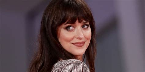 ほぼヌード、なのにエレガント 好感度抜群の女優ダコタ・ジョンソンが魅せたネイキッドドレス姿をプレイバック｜ハーパーズ バザー（harper