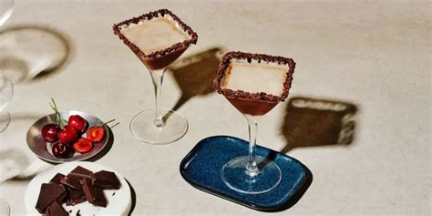 16 Cocktail Garnish Ideas That Are Fun + Easy - The Mixer