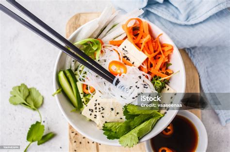 채식 빵 차 샐러드 그릇입니다 베트남 쌀 국수와 두 부와 고추 야채 샐러드 흰 그릇 상단에 보기 국수에 대한 스톡 사진 및 기타