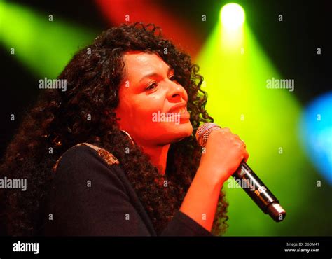 Sängerin Joy Denalane Führt Bei Der Veranstaltung Music Meets Media