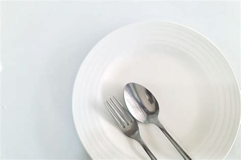 흰 접시에 숟가락과 포크 빈 접시가 있는 식당의 흰색 테이블 0명에 대한 스톡 사진 및 기타 이미지 0명 강철 개체 그룹 Istock