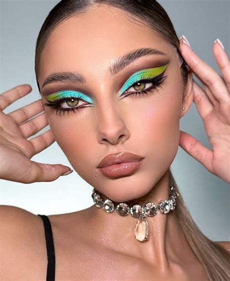 19 Green Christmas Makeup Ideas 2023 Red Smokey Eye Indian Disco