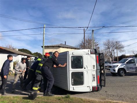 Choque Y Vuelco Sin Heridos En Garibaldi Y Saavedra El Eco