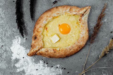 아자리아의 카차푸리 모짜렐라와 달걀을 곁들인 파이를 엽니다 그루지야 요리 0명에 대한 스톡 사진 및 기타 이미지 0명 가득 찬 갈색 Istock