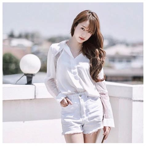 แอบส่องแฟชั่น ‘ เสื้อขาว ยีนส์ ในสไตล์ของ 10 เซเลป แต่งน้อย แต่ดูดีมาก