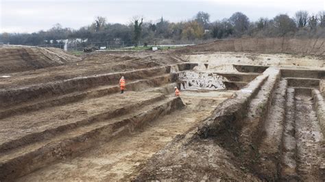 英国梅德韦谷地出土冰河时代的巨大手斧 化石网