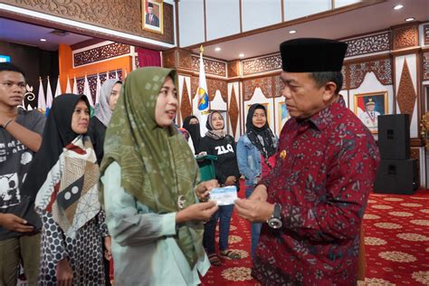 Al Haris Serahkan Bantuan Modal UMKM Program Dumisake