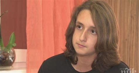 Златно сърце 14 годишно момче си пуска коса и търпи присмеха и нападките на околните а