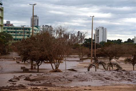 Veja cenas dramáticas da destruição causada pela enchente no Vale do