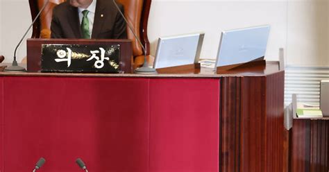 고개 숙이는 윤상현 의원