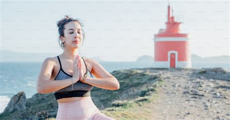 등대 근처에서 요가 포즈를 취하는 여자 사진 Unsplash의 요가 이미지