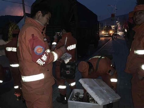 山西沁源森林发生火灾 消防员连夜奋战扑灭大火新浪图片