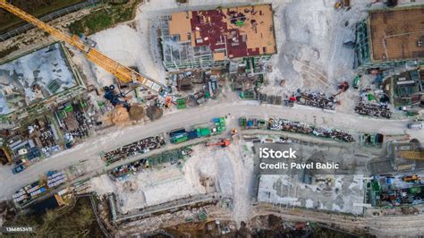 영국 이스트 서식스 주 브라이튼 과 가까운 크레인과 기계가있는 바쁜 건설 현장의 항공 사진 크레인에 대한 스톡 사진 및 기타 이미지 Istock