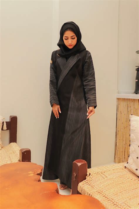 عبايه كتان بتدخل قماش مخطط من اجناب جميله Zarina